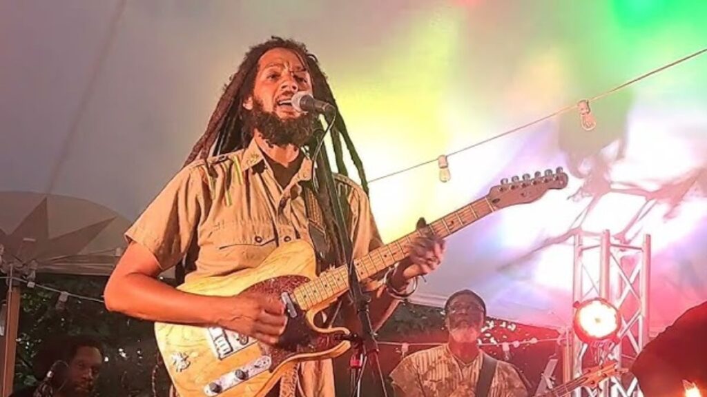 Josh David Barrett : Música, Fé e Conexão Global - Rádio Ativa FM 98,1 MHZ